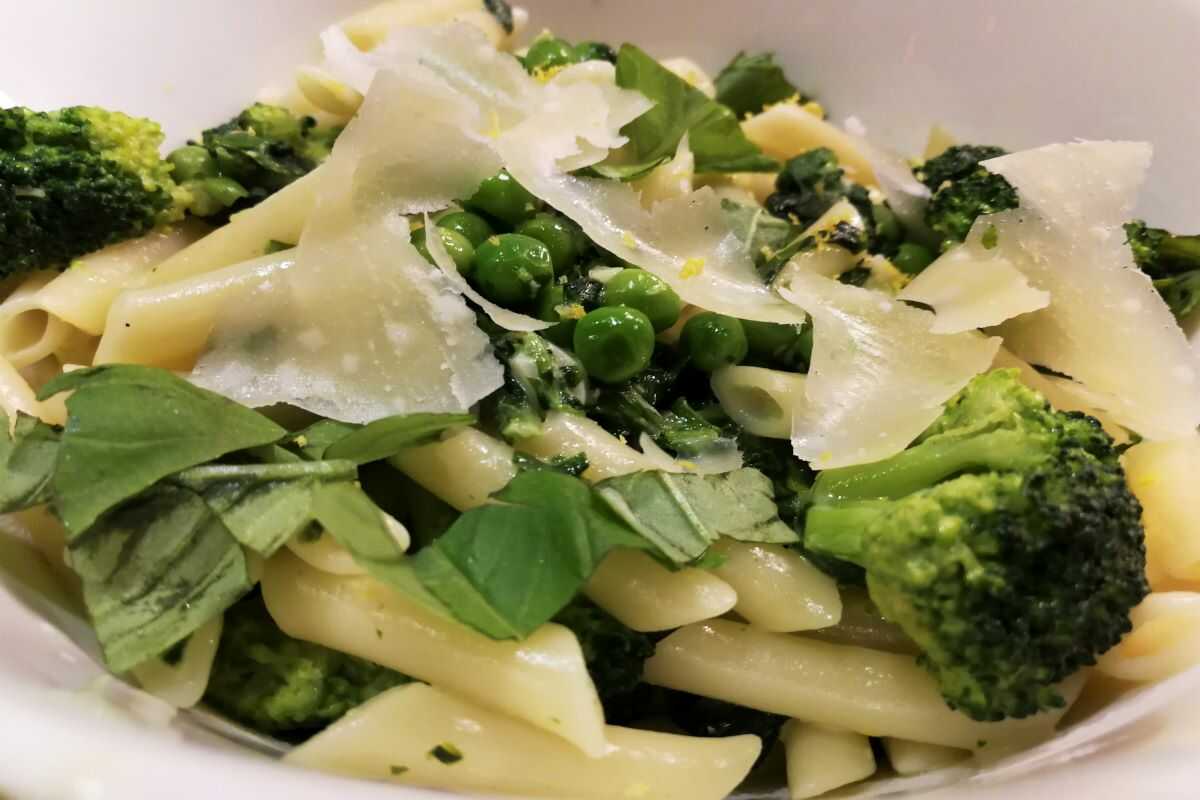 Pasta mit Brokkoli, Blattspinat und Erbsen | fooducation – Julia Zichner